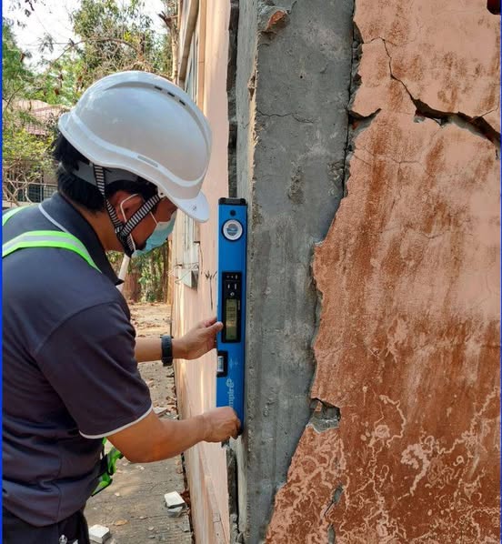 Expert team conducting inspections on earthquake-damaged buildings ...