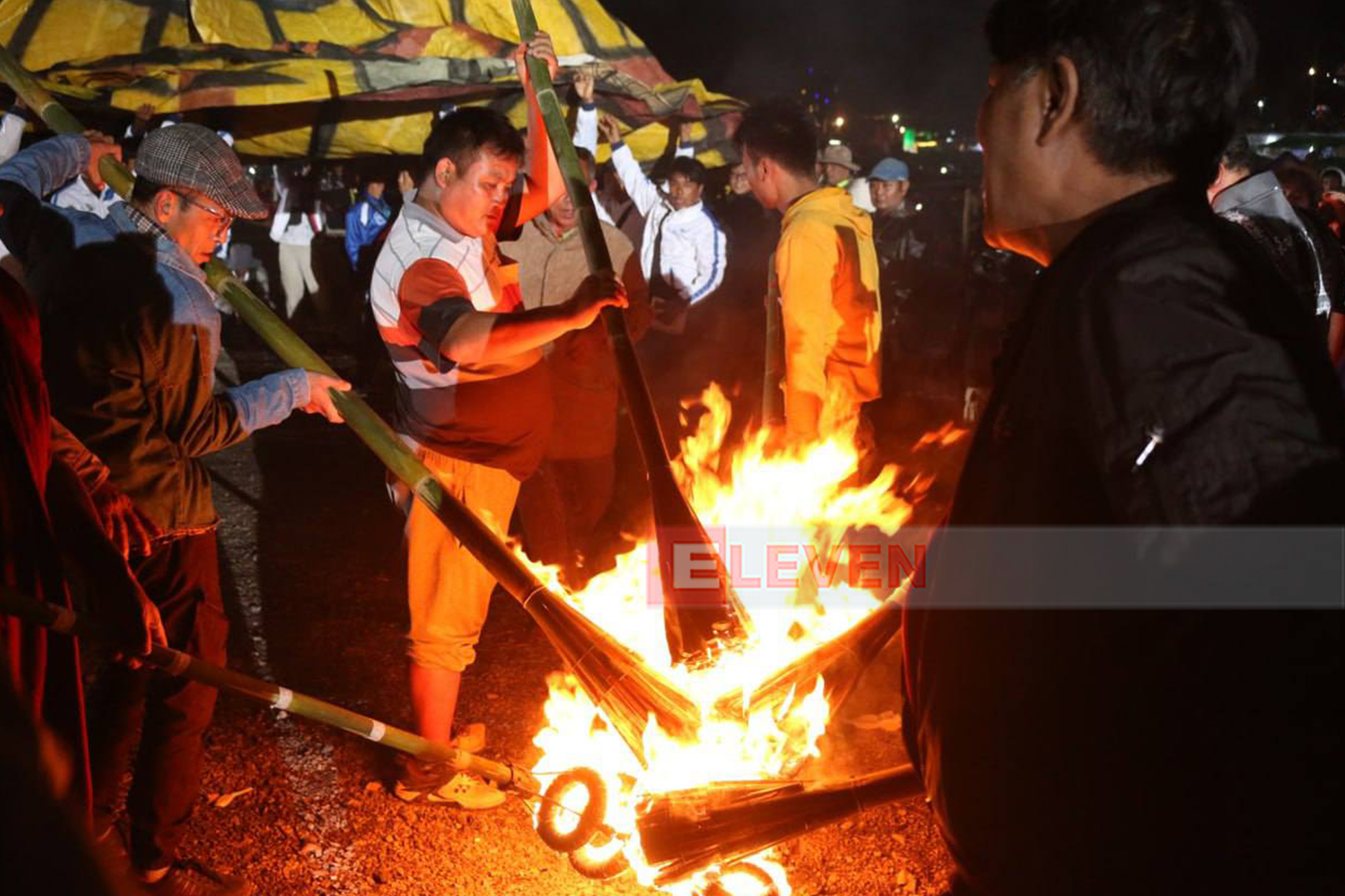 First nighttime hot-air balloon catches fire on Tazaungmone Full Moon ...