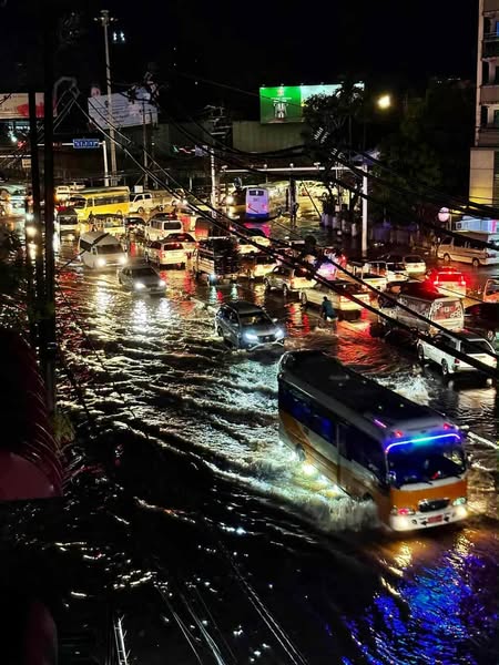 Heavy rain triggers flooding and traffic chaos across Yangon | Eleven ...